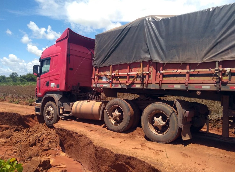 Atoleiro, buraco, caminhão, carreta erosão em estrada rural, próximo a ...