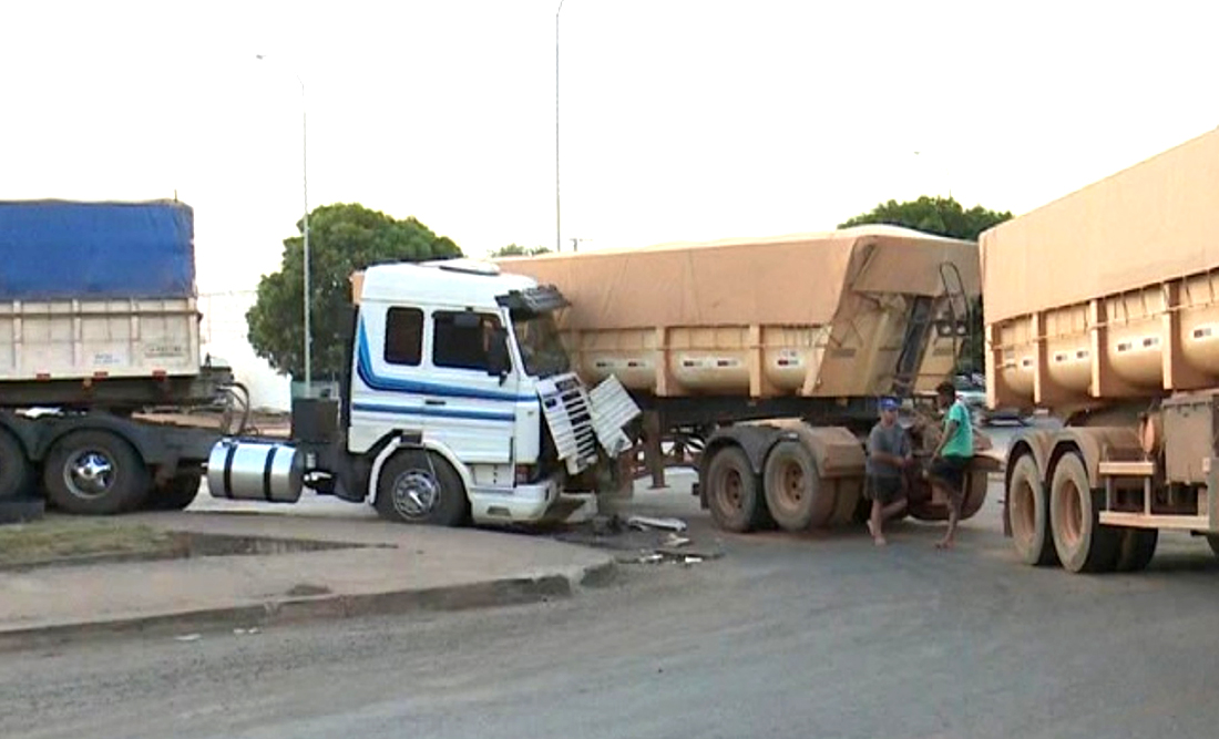 Acidente envolve duas carretas na BR-163 em Sorriso | Só Notícias
