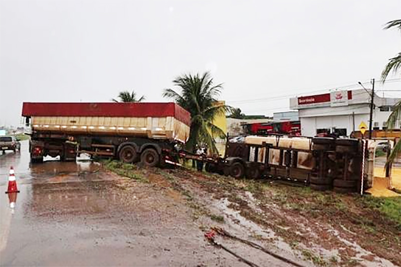 Carreta carregada com milho tomba na BR-163 em Nova Mutum | Só Notícias