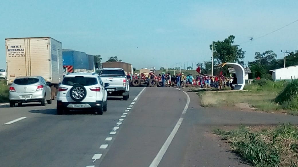 Manifestantes voltam a bloquear rodovia federal em Mato Grosso | Só ... Manifestantes voltam a bloquear rodovia federal em Mato Grosso | Só ...