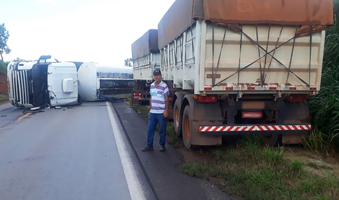 Carreta tomba e interdita parcialmente rodovia em Nova Mutum | Só Notícias