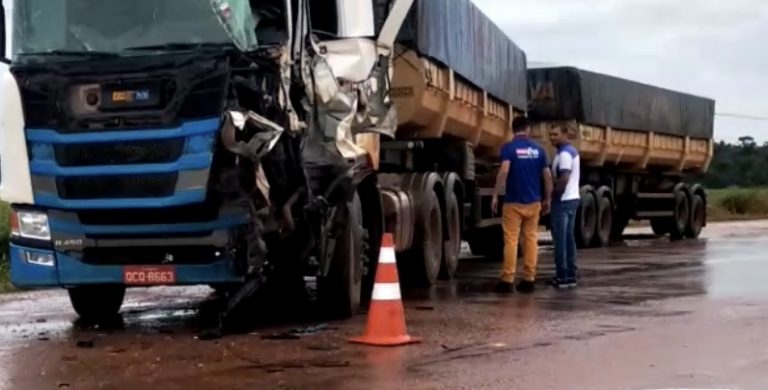 Acidente entre duas carretas na BR-163 em Sinop onde é cobrado trevo deixa motorista ferido – Só ...