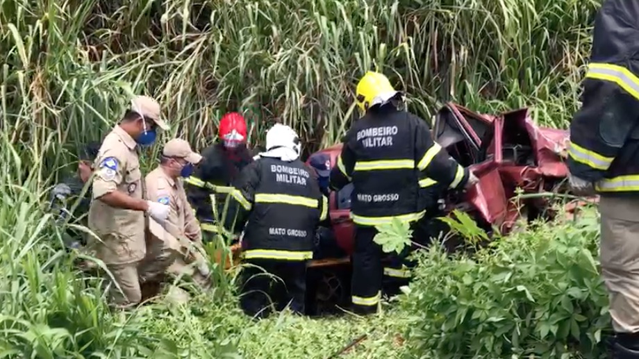 Bandidos Trocam Tiros Com A Pm Capotam Carro E Um Fica Preso às