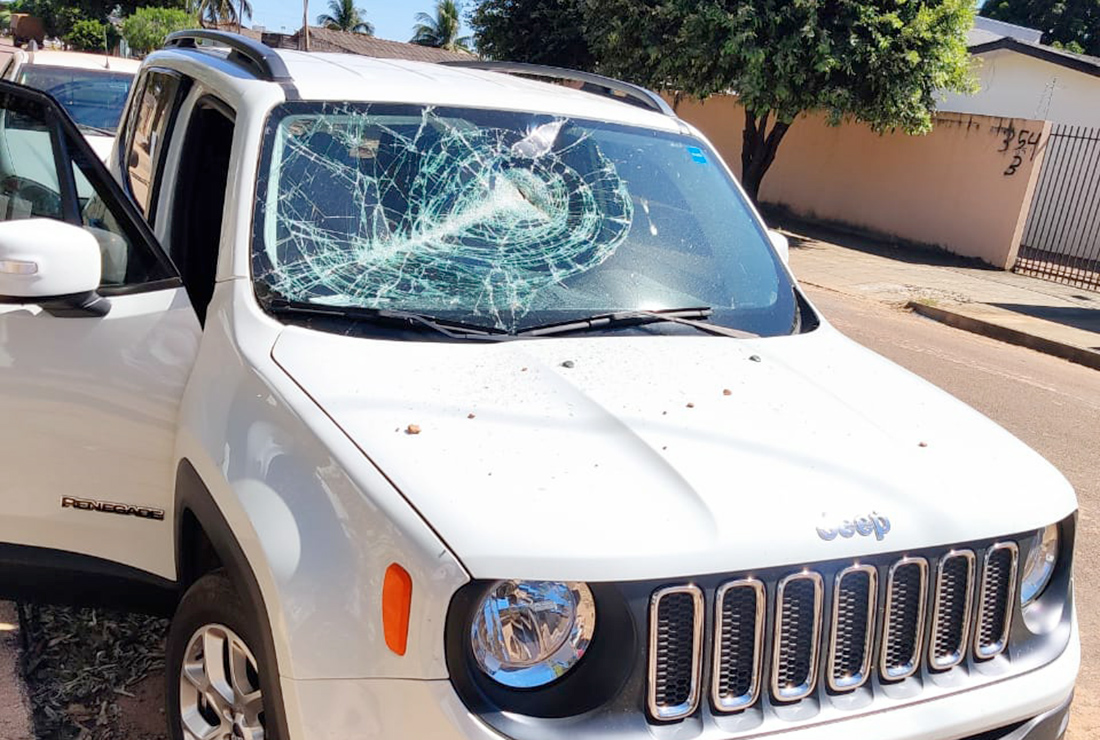 Homem tem ataque de fúria e danifica carro do sogro em Sinop | Só Notícias Homem tem ataque de fúria e danifica carro do sogro em Sinop | Só Notícias