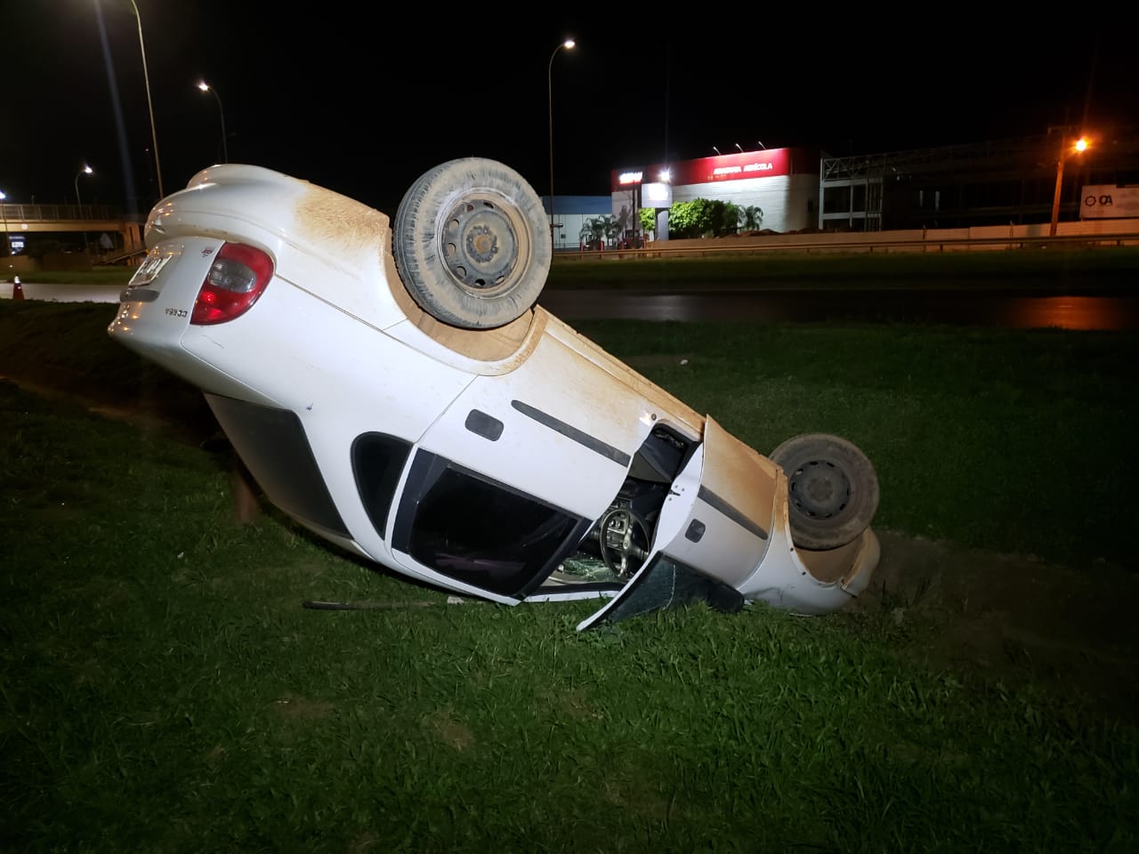 Carro sai de rodovia em Sorriso e capota; motorista é socorrido | Só ...