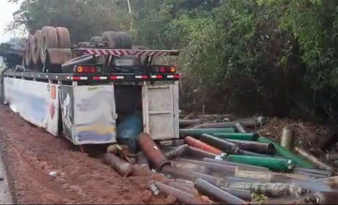 Caminhão carregado com cilindros de oxigênio pega fogo em Sinop e 2 ficam feridos | Só Notícias