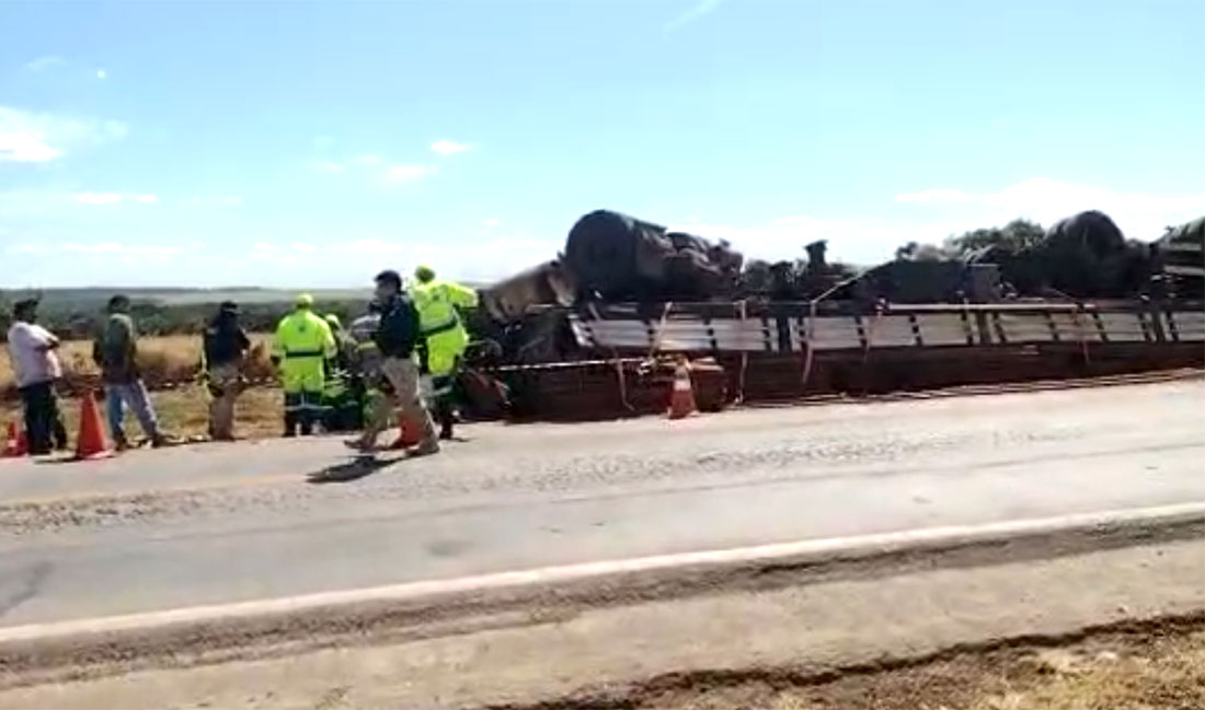 Carreta tomba e motorista morre na BR-163 entre Nova Mutum e Diamantino | Só Notícias