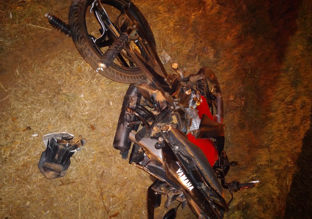 Jovens ficam feridos em colisão envolvendo dois carros e uma moto em ... Jovens ficam feridos em colisão envolvendo dois carros e uma moto em ...