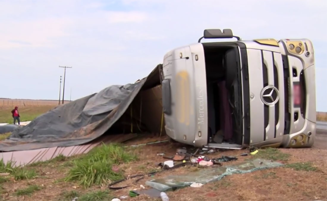 Carreta tomba na BR-163 e três ficam feridos em Nova Mutum | Só Notícias