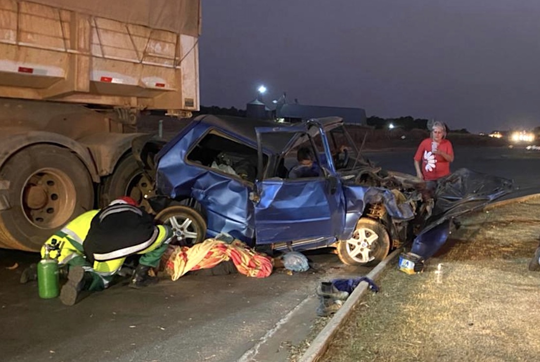 Violenta colisão entre carro e carreta mata uma mulher e deixa 3 feridos na BR-163 em Sinop | Só ...