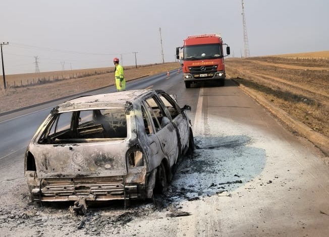 Carro bate em carreta, pega fogo e fica destruído na BR-163 entre Sinop-Sorriso | Só Notícias