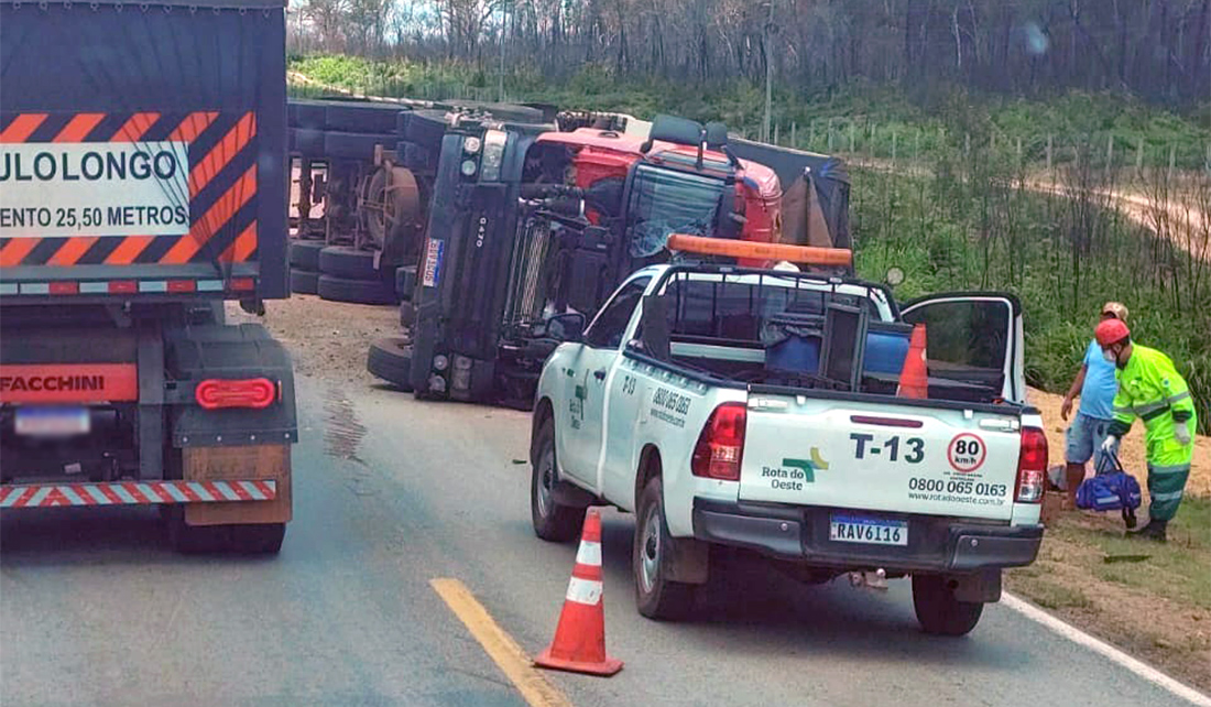 Carreta tomba e motorista fica ferido na BR-163 em Nova Mutum | Só Notícias