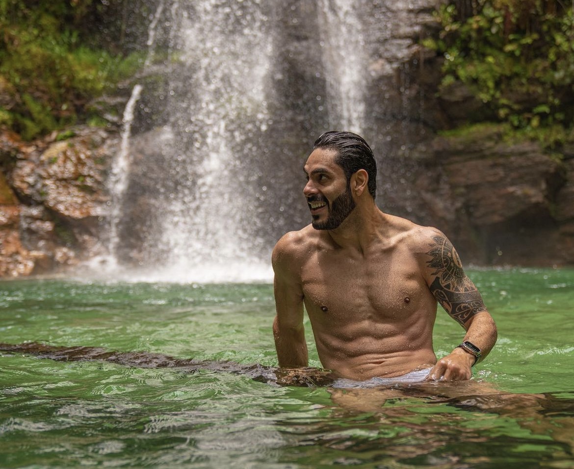 Rodolffo toma banho de cachoeira de sunga branca e anima seguidores ...