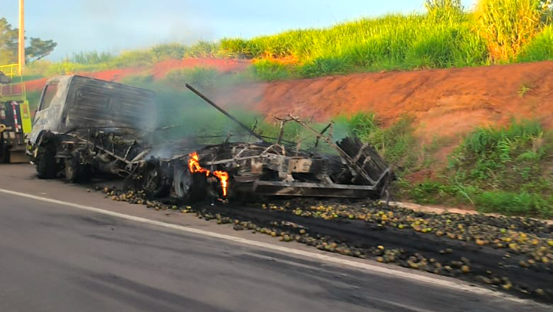 Carreta e carro batem e pegam fogo em rodovia de Mato Grosso | Só Notícias
