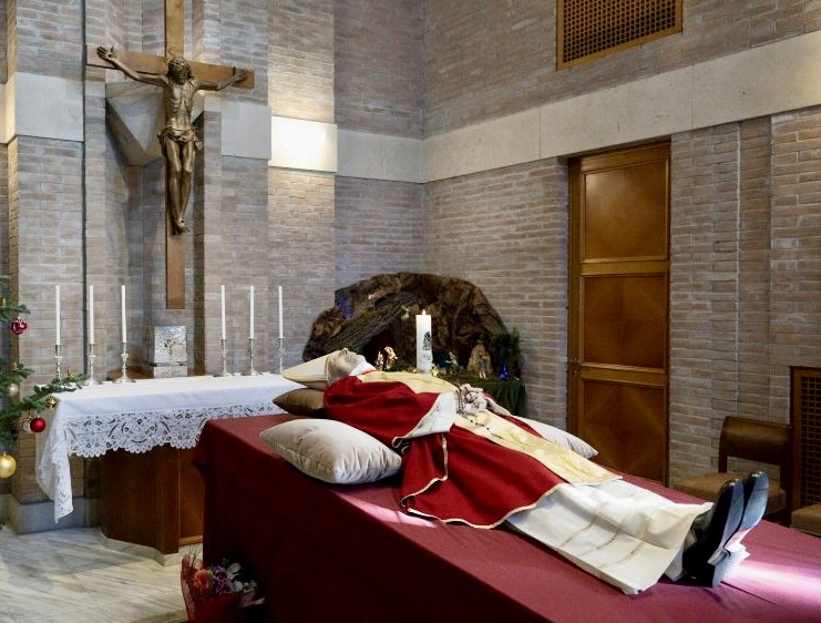 Começa velório do Papa emérito Bento 16 na Basílica de São Pedro | Só ...