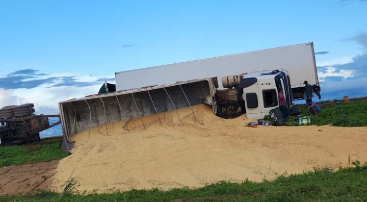 Carreta carregada de soja tomba na BR-163 em Nova Mutum | Só Notícias