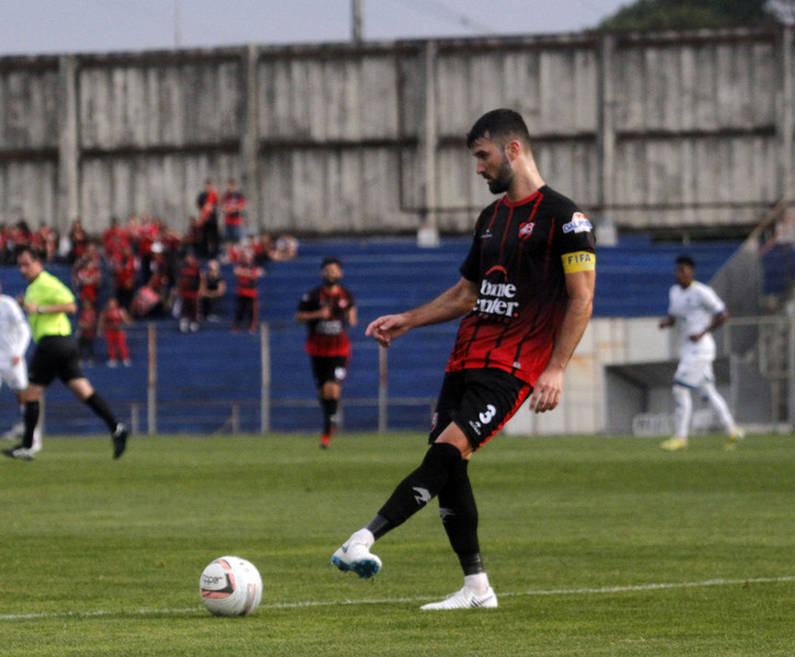 Luverdense contrata zagueiro que estava no futebol goiano | Só Notícias