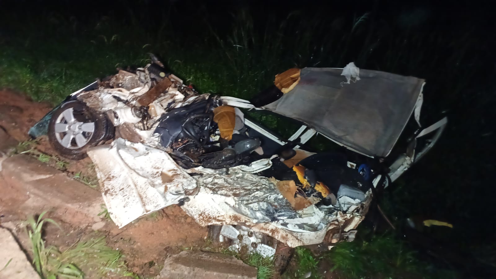 Carro fica completamente destruído em colisão com carreta na BR-163 entre Sinop e Sorriso | Só ...