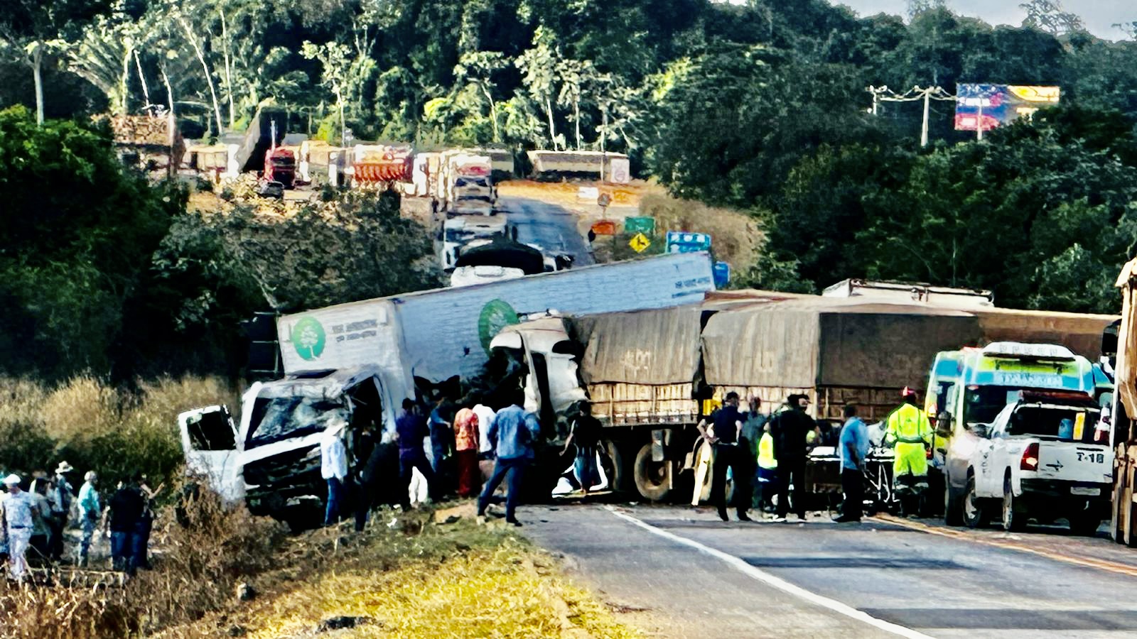 Três feridos em acidente com carretas e caminhões e BR-163 entre Sinop-Sorriso fica 6 horas ...