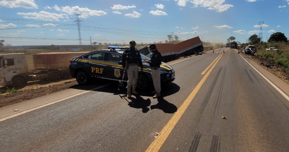 Três morrem e dois ficam feridos em acidente entre caminhonete e carreta na BR-163 entre Sinop ...