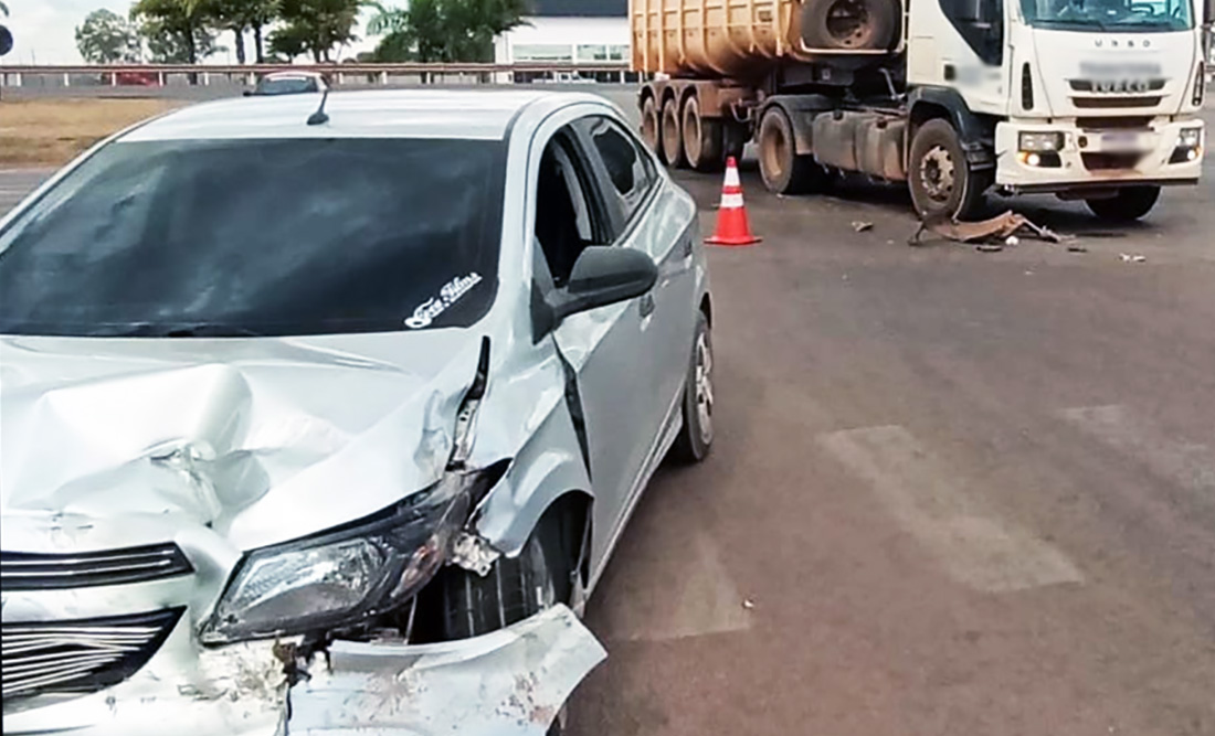 Carro e carreta se envolvem em acidente em entroncamento com a BR-163 em Sinop | Só Notícias