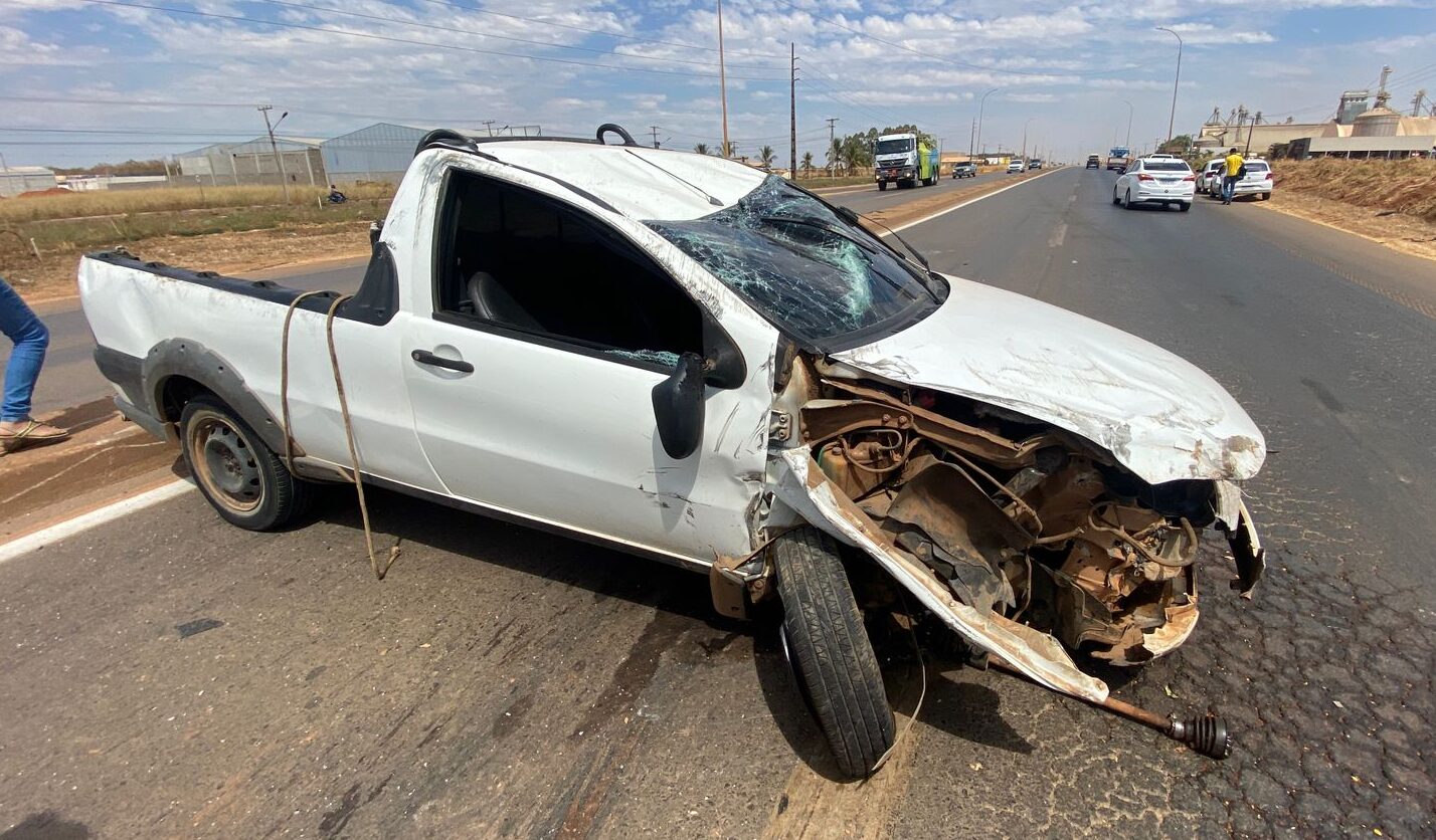 Homem fica ferido em acidente entre carro e carreta na BR-163 em Sorriso | Só Notícias