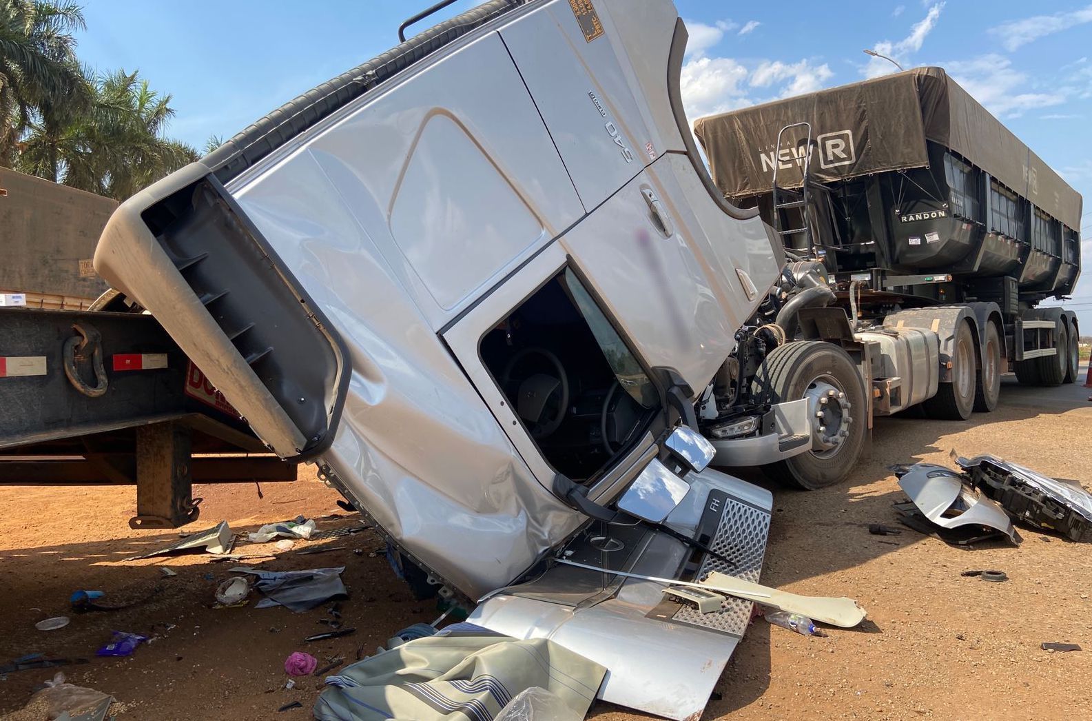 Cabine de carreta ‘enrosca’ em prancha de outra e dois ficam feridos na BR-163 em Sorriso | Só ...