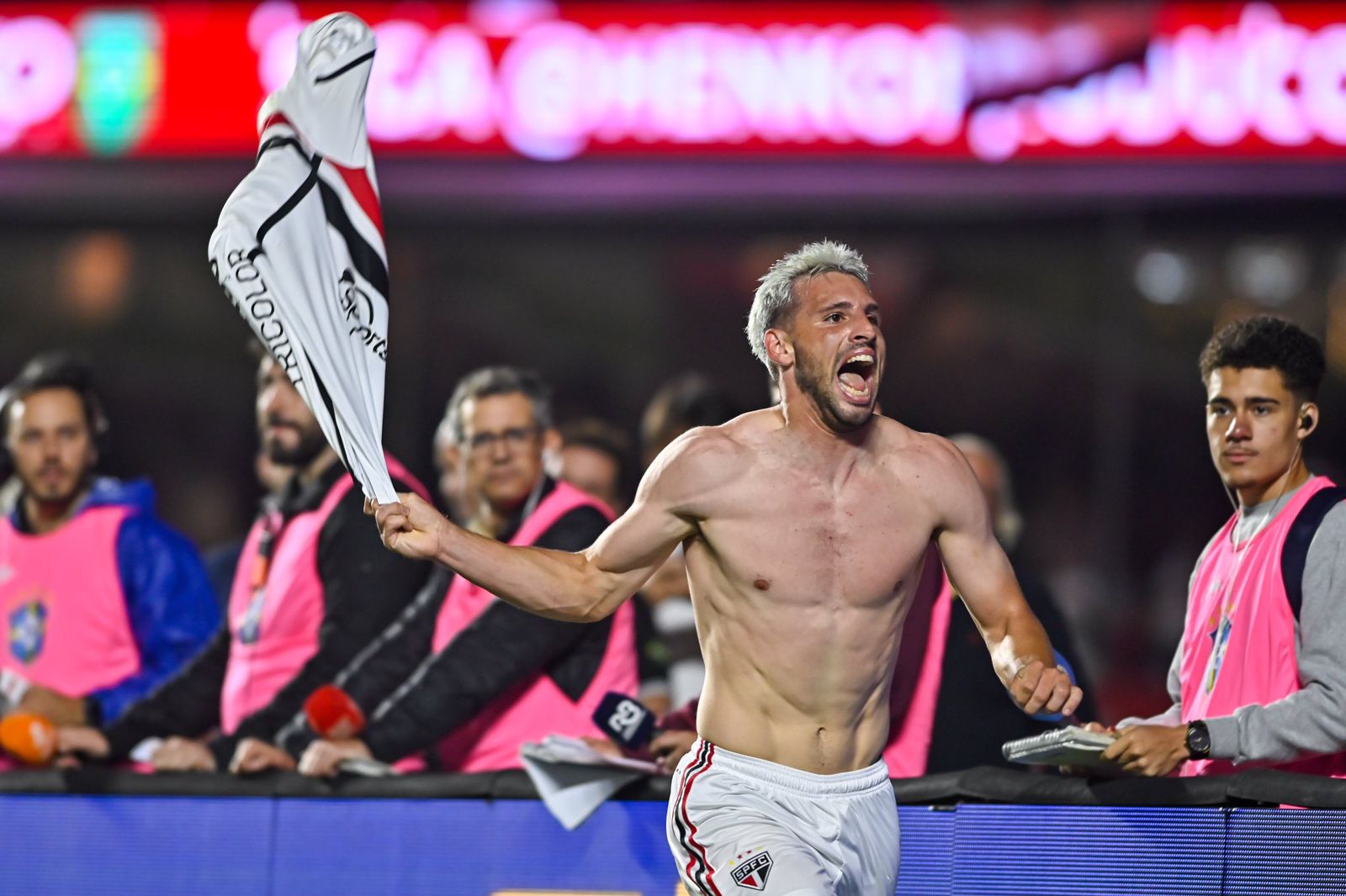 Calleri brilha, faz dois gols e São Paulo vence Corinthians pelo ...