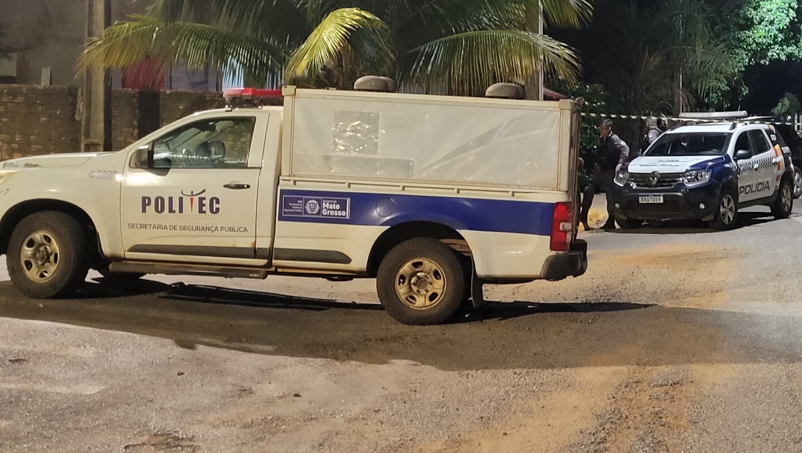 Motociclista morre após bater em poste e estrutura cair sobre ele em ...
