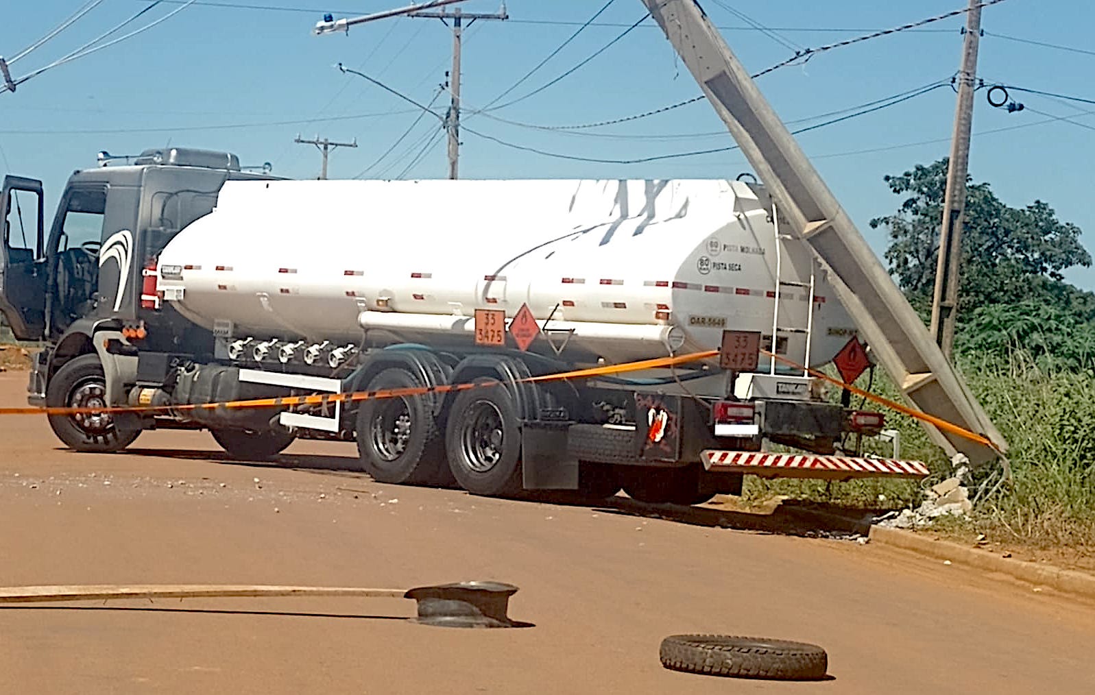 Caminhão-tanque bate em poste e interrompe fornecimento de energia em bairros de Sinop | Só Notícias