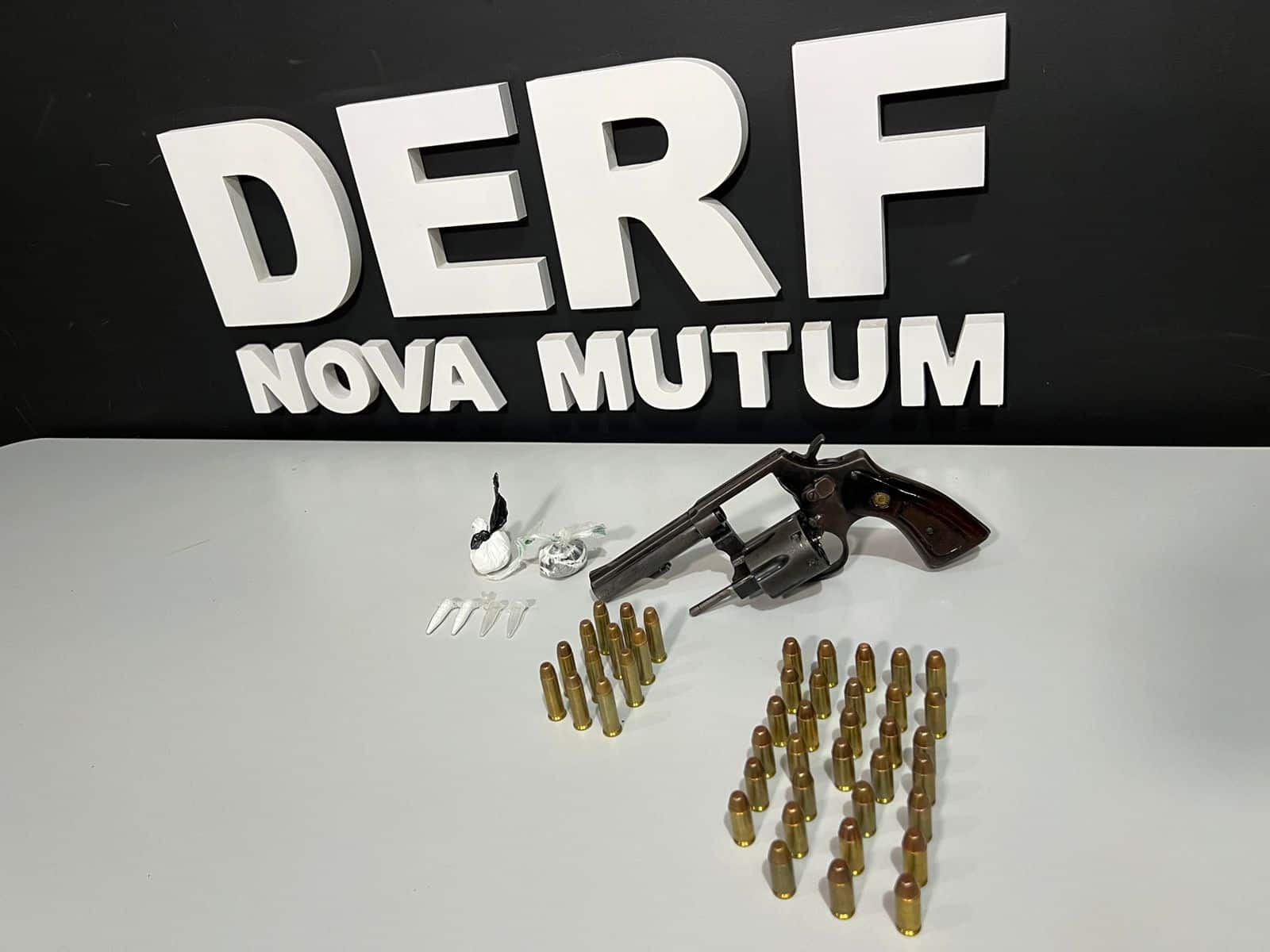 Dupla é Presa Em Flagrante Com Arma E Munições De Uso Restrito Em Nova