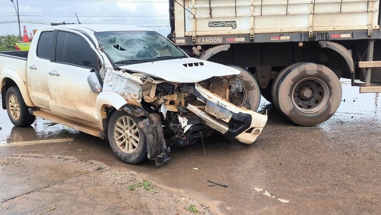 Colisão entre caminhonete e carreta deixa dois feridos na BR-163 em Sinop | Só Notícias