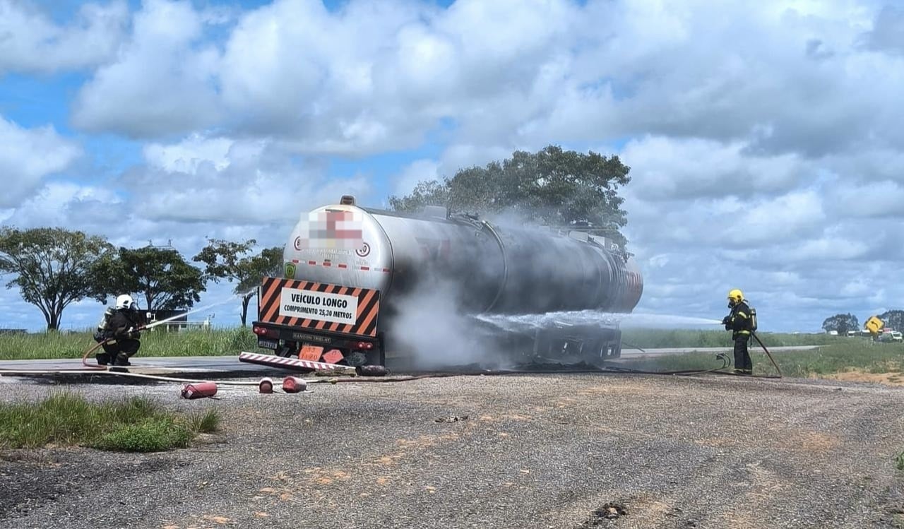 Carreta carregada com etanol pega fogo na BR-163 em Sorriso | Só Notícias