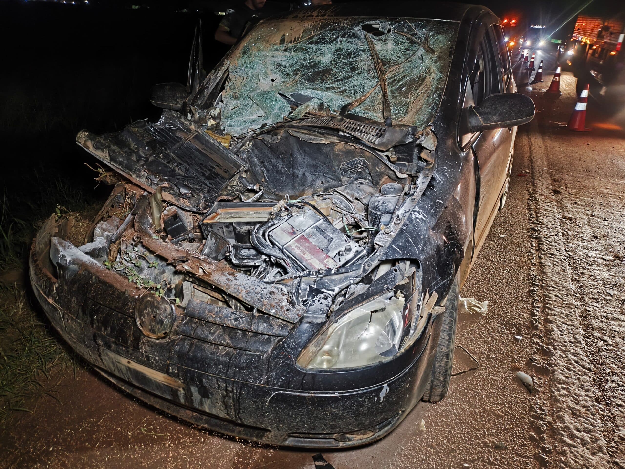 Violenta colisão entre carreta e carro deixa um em estado grave na BR-163 em Sinop | Só Notícias