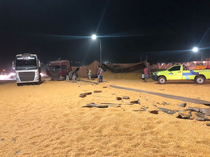 Carreta tomba, espalha carga de milho e interdita BR-163 entre Sinop e Sorriso | Só Notícias