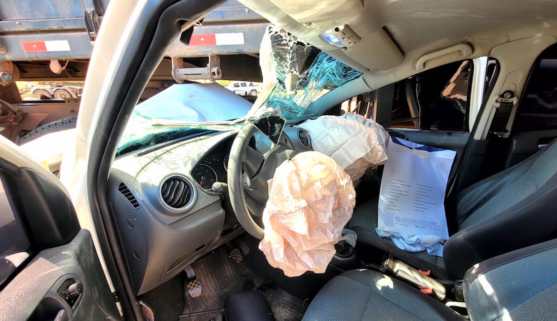 Violenta colisão entre carro e carreta deixa homem ferido na BR-163 em Sinop | Só Notícias