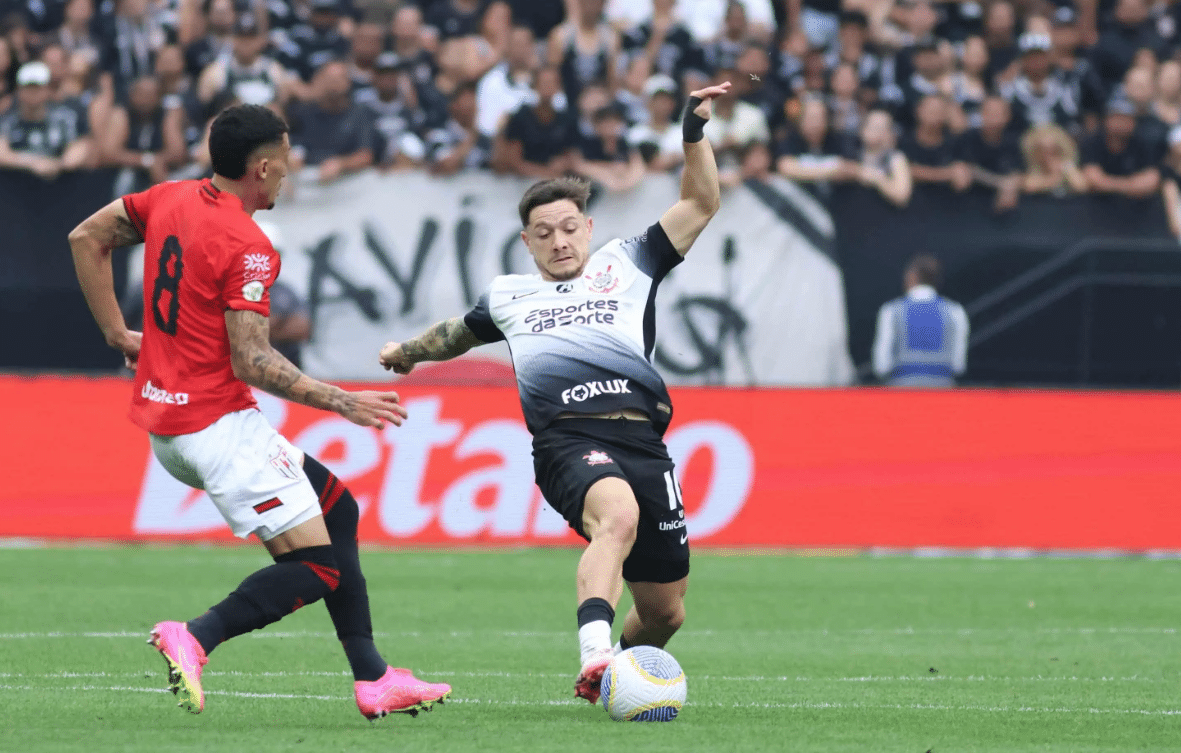 Com ajuda de Memphis Depay, Corinthians vence Fortaleza e garante vaga ...