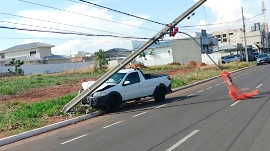 Carro bate em poste em avenida de Nova Mutum | Só Notícias