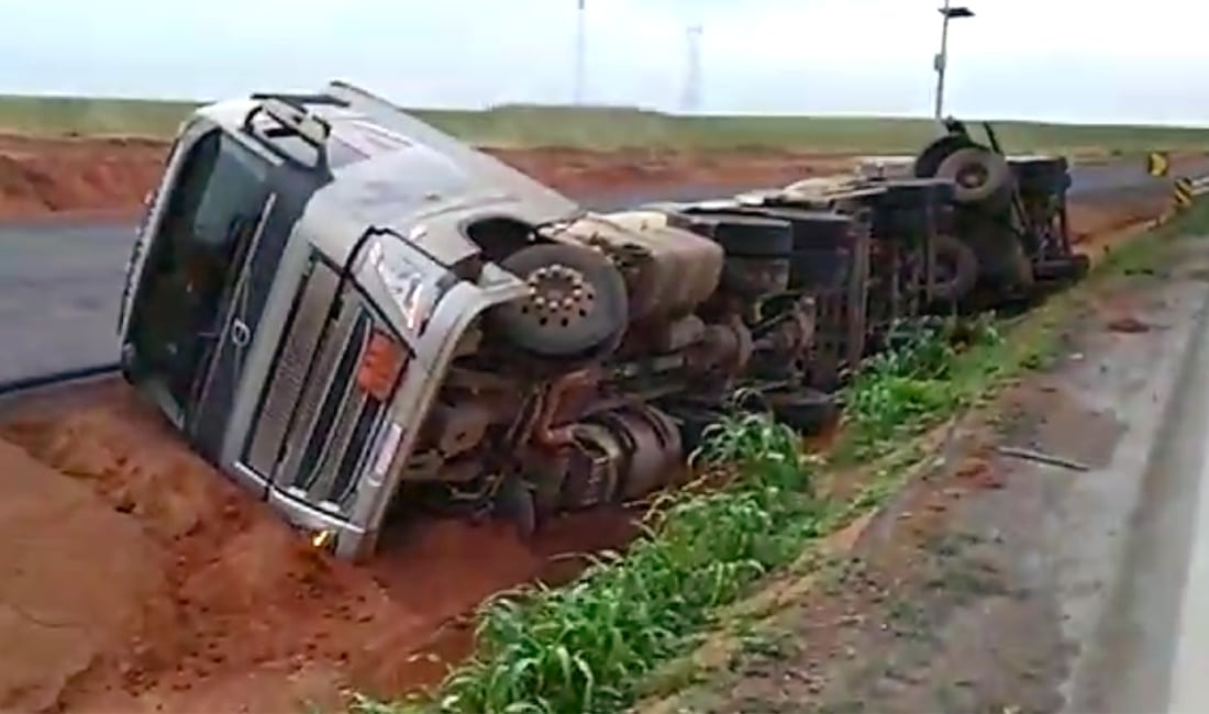 Carreta tomba, derrama combustível e BR-163 está interditada há mais de 10 horas entre Posto Gil ...