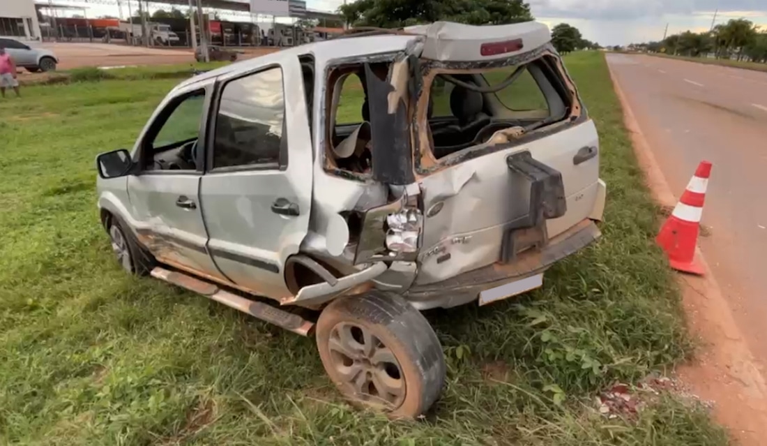 Carreta colide com carro que teve falha mecânica na BR-163 em Sinop | Só Notícias