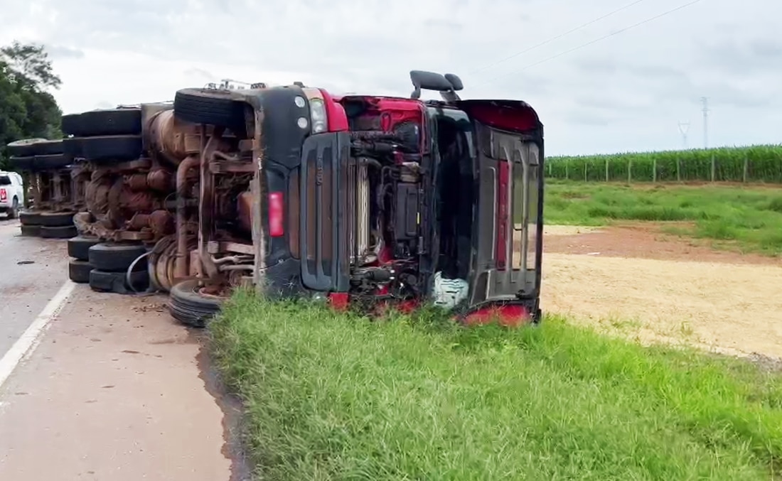 Pneu de carreta estoura, motorista perde controle e tomba na BR-163 em Sinop | Só Notícias