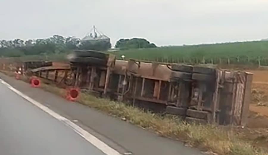 Carreta tomba e dois ficam feridos na BR-163 entre Lucas e Nova Mutum | Só Notícias