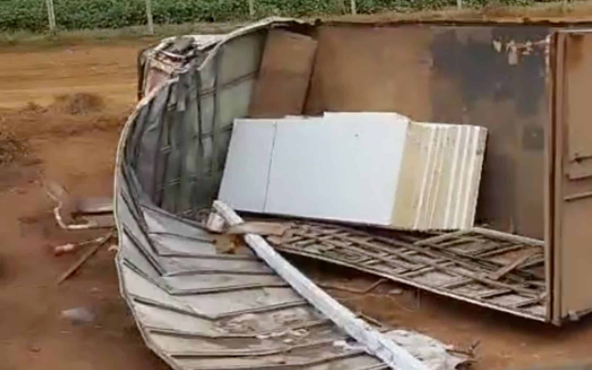 Carreta tomba e dois ficam feridos na BR-163 entre Lucas e Nova Mutum | Só Notícias