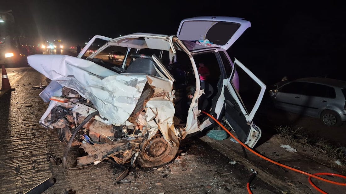 Grave colisão entre carros deixa 3 feridos e presos às ferragens na BR-163 em Sinop; vídeo | Só ...