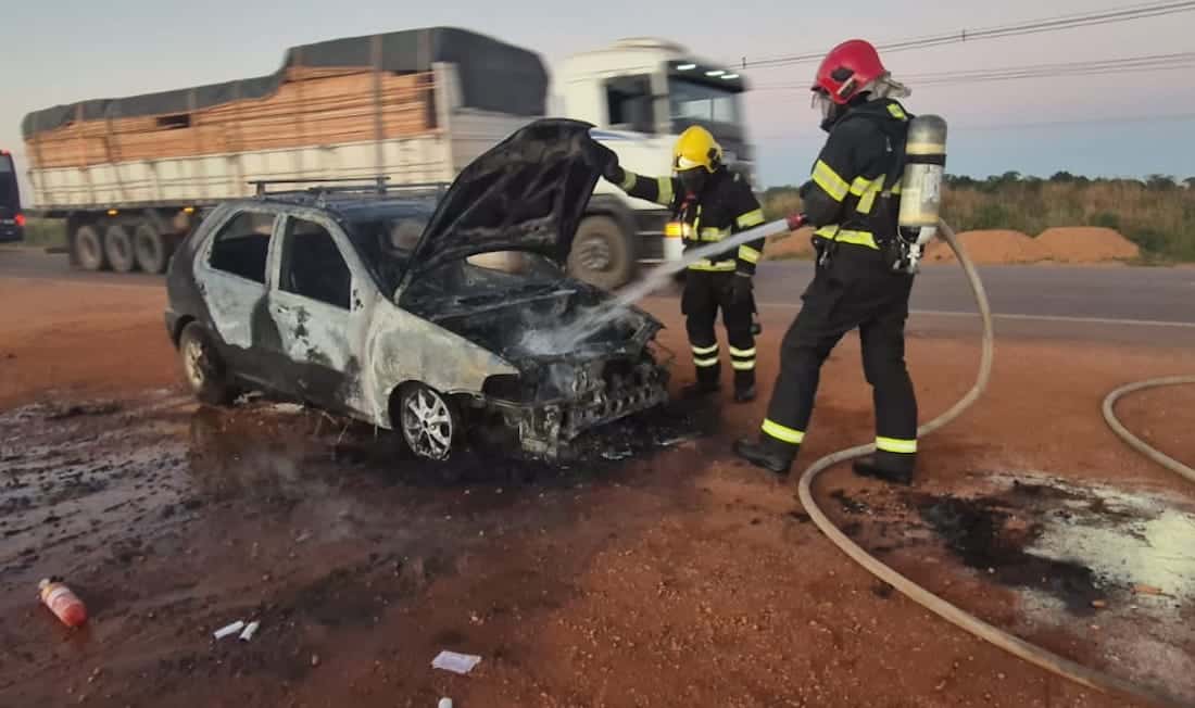 Carro pega fogo e fica destruído na BR-163 em Sinop | Só Notícias