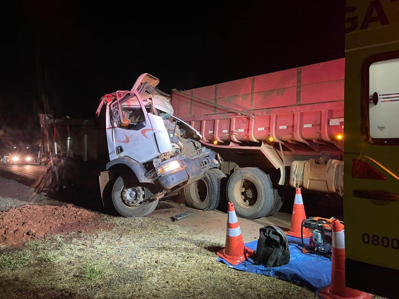 Identificado motorista morto em colisão com dois caminhões na 163 entre Sinop e Sorriso | Só ...