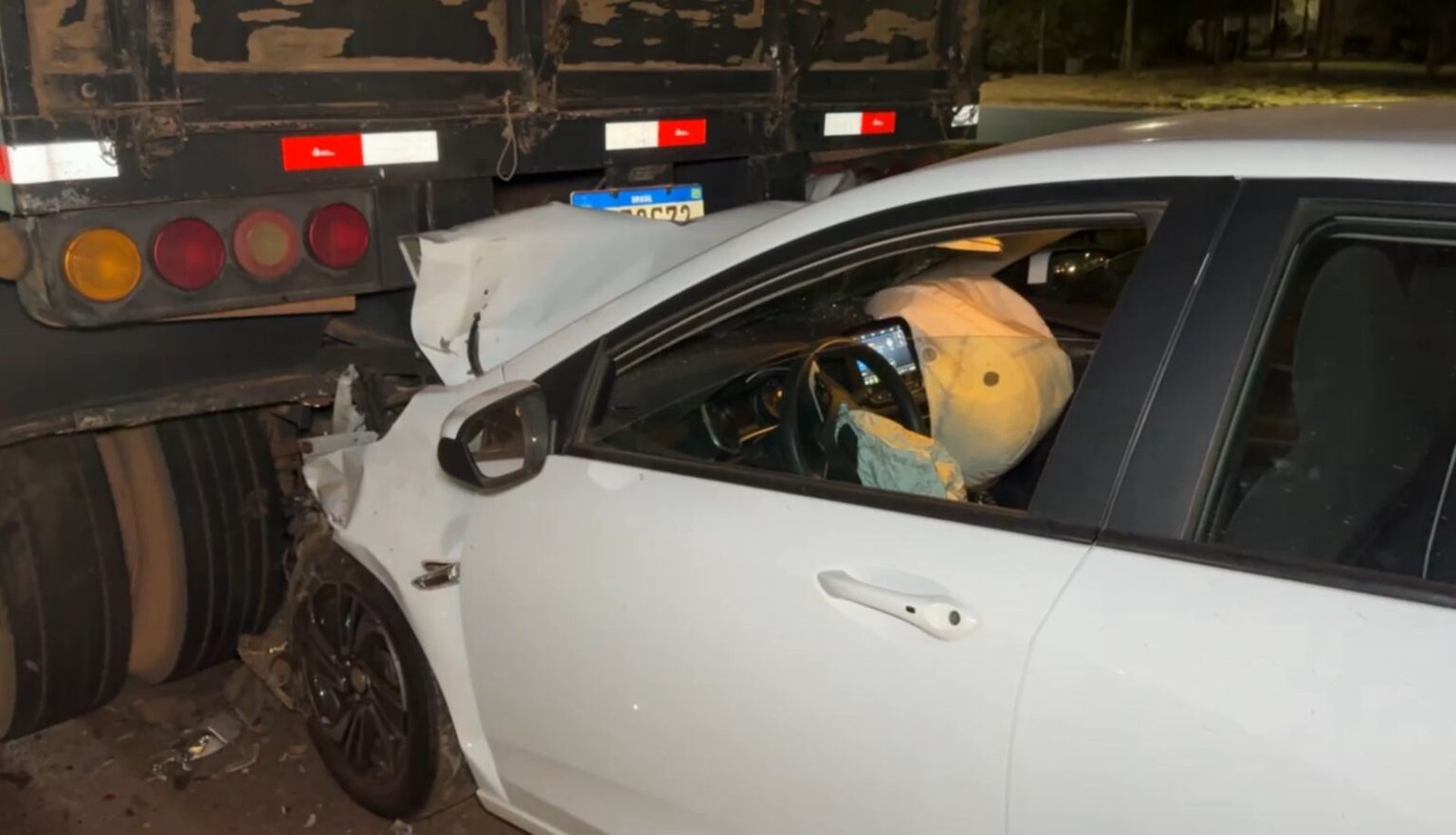 Engavetamento na BR-163 envolve dois carros e carreta em Sinop | Só Notícias