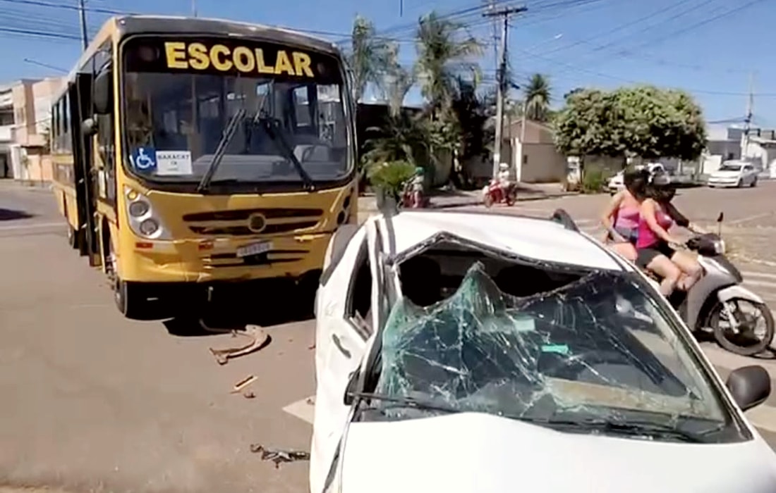 Sinop: micro-ônibus escolar e carro colidem em cruzamento | Só Notícias