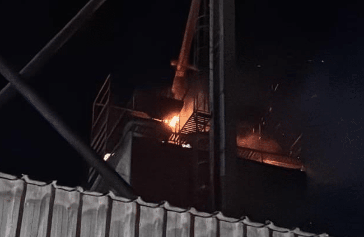 Bombeiros combatem por 9 horas incêndio em secador de grãos em Mato ...